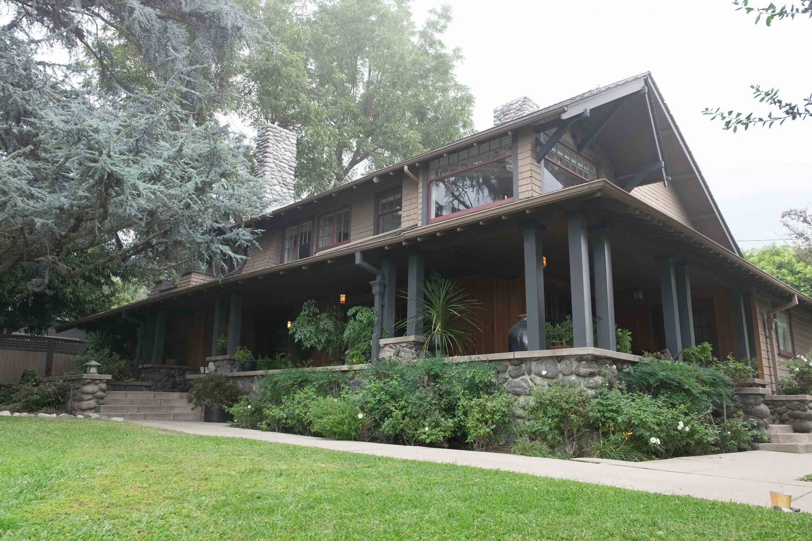 Fans are flocking to pose in front of the 'Bird Box' house | CN Traveller